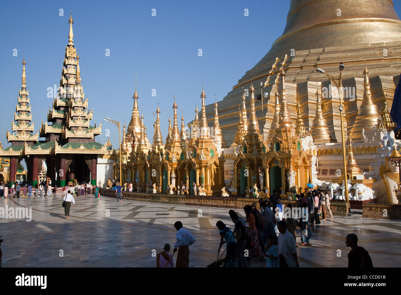 Monk sweeping floor temple hi-res stock photography and images - Alamy