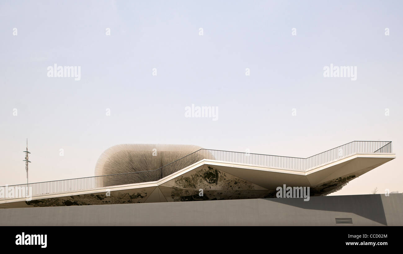 British Pavilion Designed By Thomas Heatherwick Architects Stock Photo ...