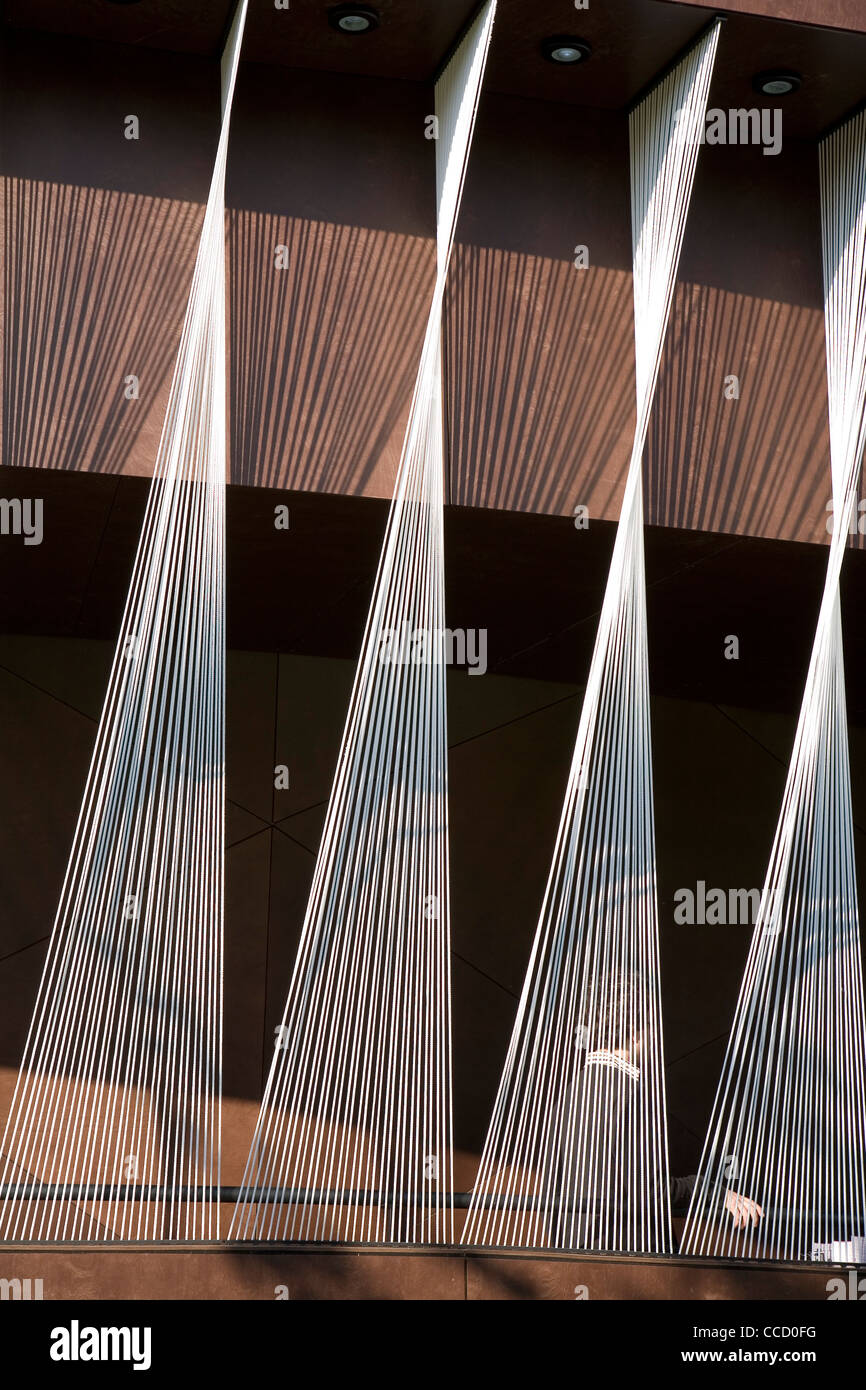 SERPENTINE GALLERY PAVILION 2007 DETAIL OF THE STRINGS Stock Photo - Alamy