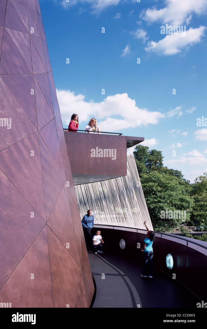 SERPENTINE GALLERY PAVILION 2007 TOP OF RAMP, DAY Stock Photo - Alamy