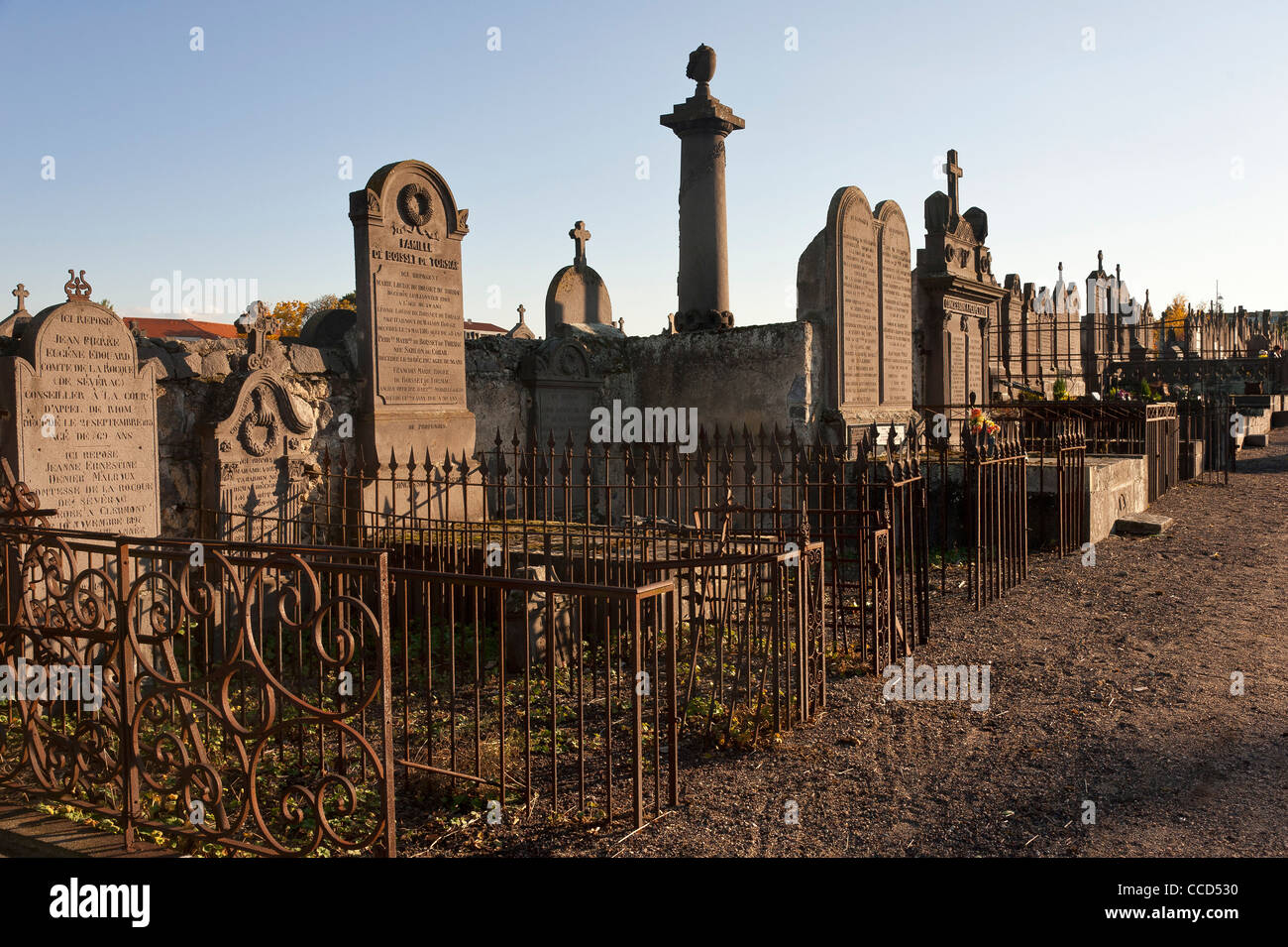 Graves in cemetery hi-res stock photography and images - Alamy