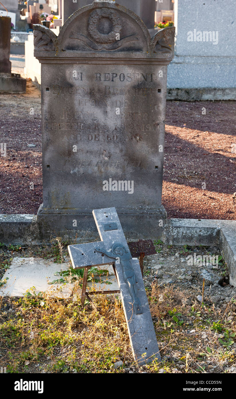 Broken grave hi-res stock photography and images - Alamy