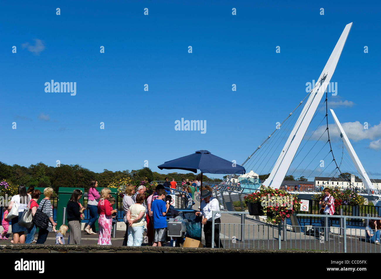 Derry bridge hi-res stock photography and images - Alamy