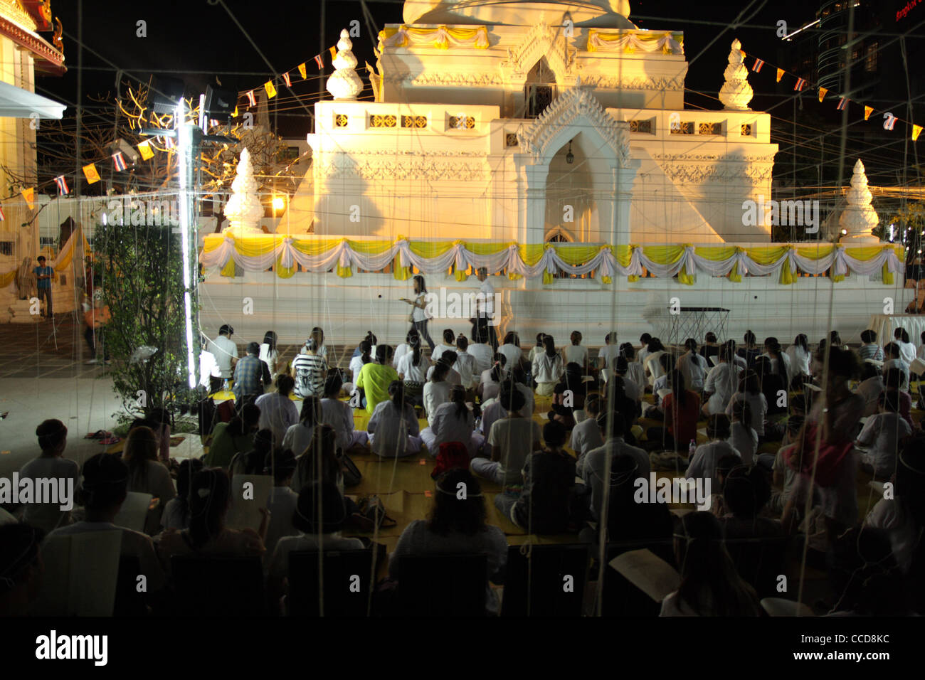 Thai people chant for good luck in new year 2012 , Pathum Wanaram ...