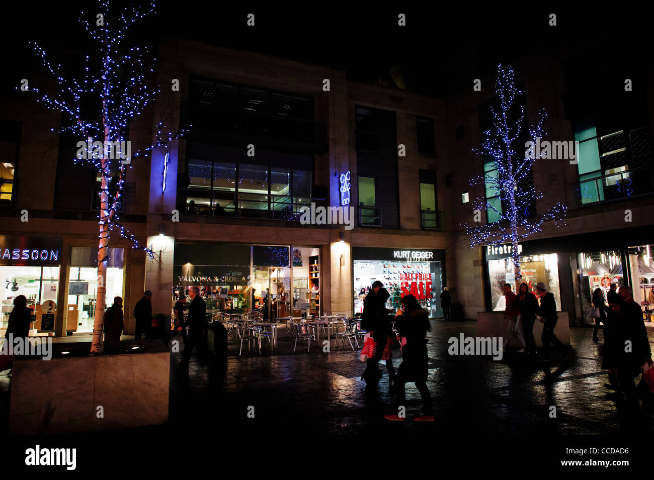 Edinburgh night shopping hi-res stock photography and images - Alamy
