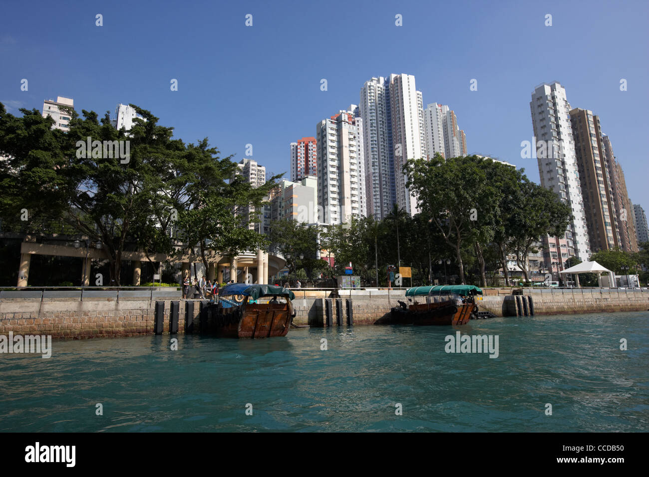 sampans picking up tourists on aberdeen promenade for trips around the ...