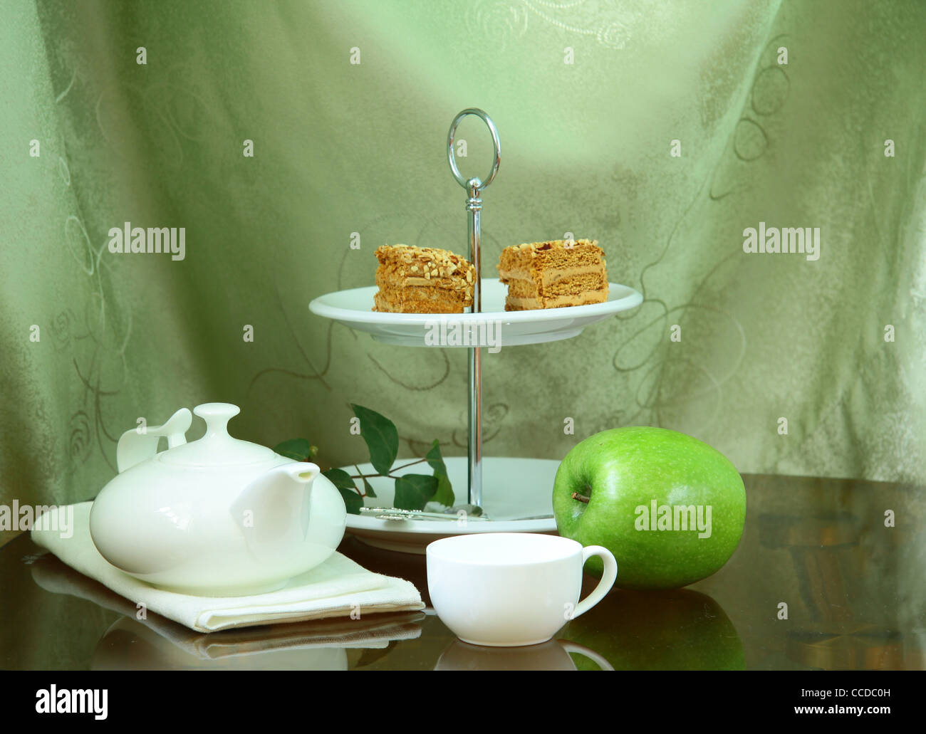 China tea set cake hi-res stock photography and images - Alamy