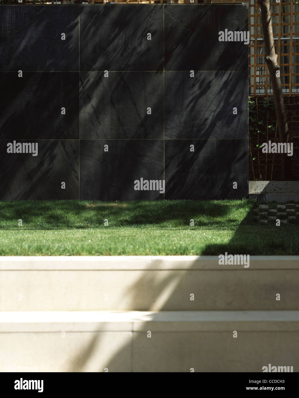 PRIVATE HOUSE DETAIL OF STEPS TO WATER FEATURE Stock Photo - Alamy