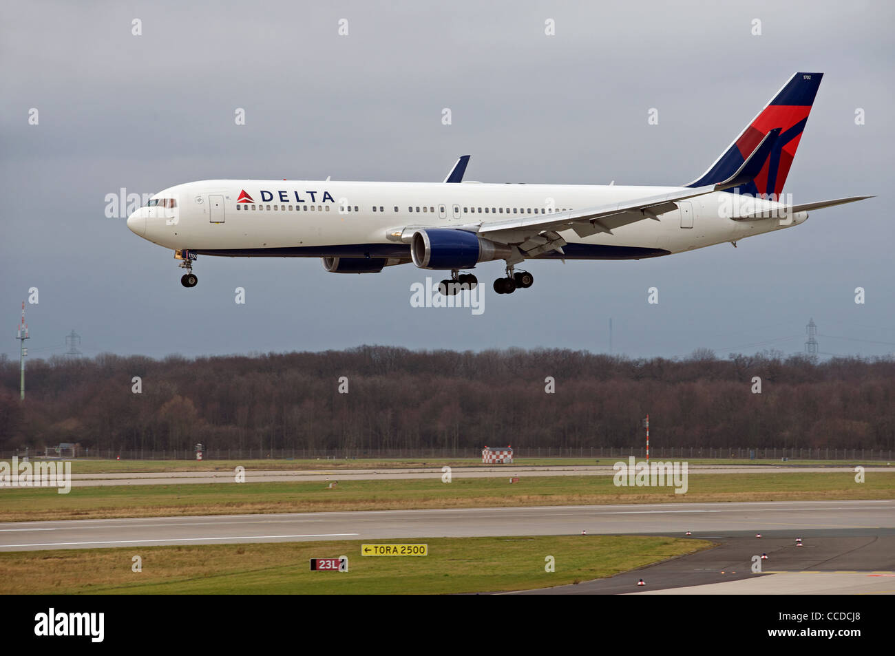Boeing 767 landing hi-res stock photography and images - Alamy