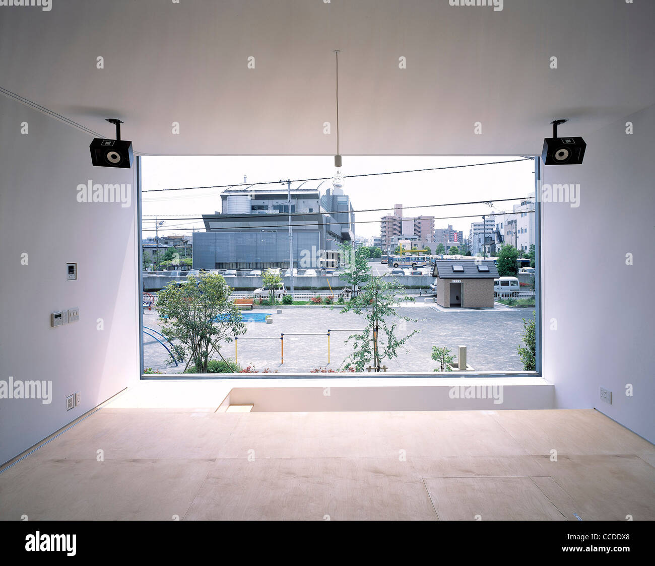BIG WINDOW HOUSE OVERALL VIEW IN UPPER LEVEL Stock Photo - Alamy