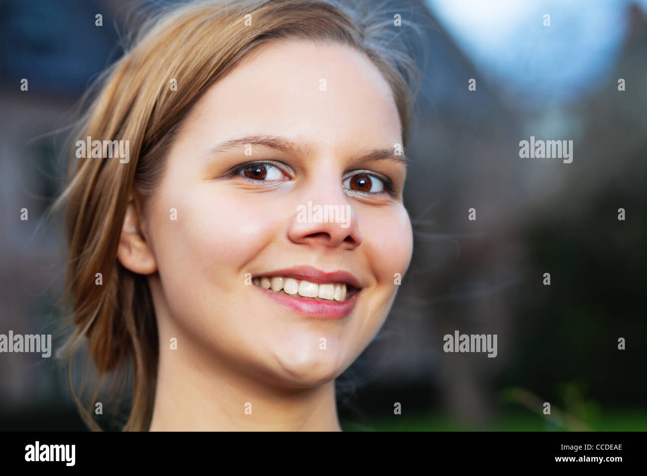 Outdoor head portrait of pretty young smiling woman Stock Photo - Alamy