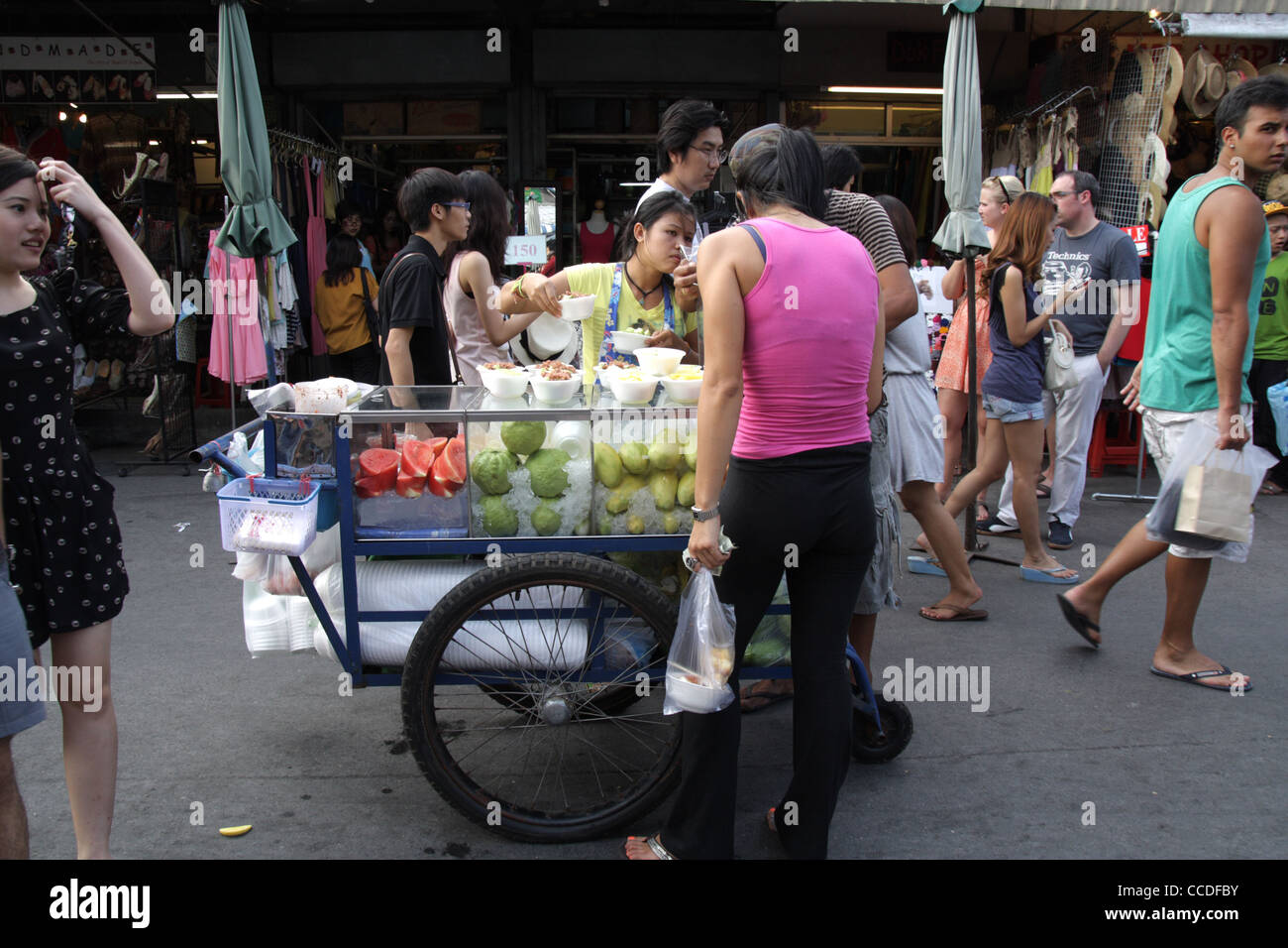 Fruit stall at Chatuchak Weekend Market in Bangkok Stock Photo - Alamy