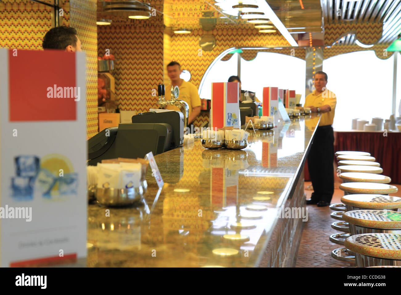 Cruise ship bar hi-res stock photography and images - Alamy