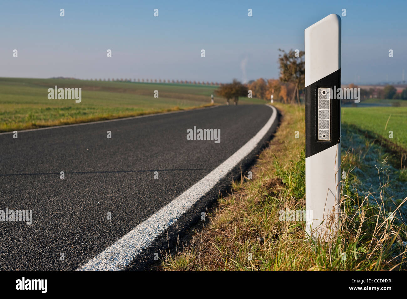 Detailansicht eines Leitpfosten rechts auf einer Landstraße | Detail ...