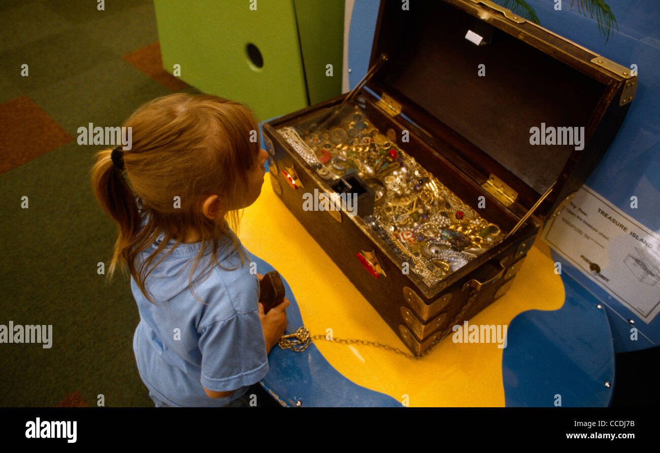 Child treasure chest jewels hi-res stock photography and images - Alamy