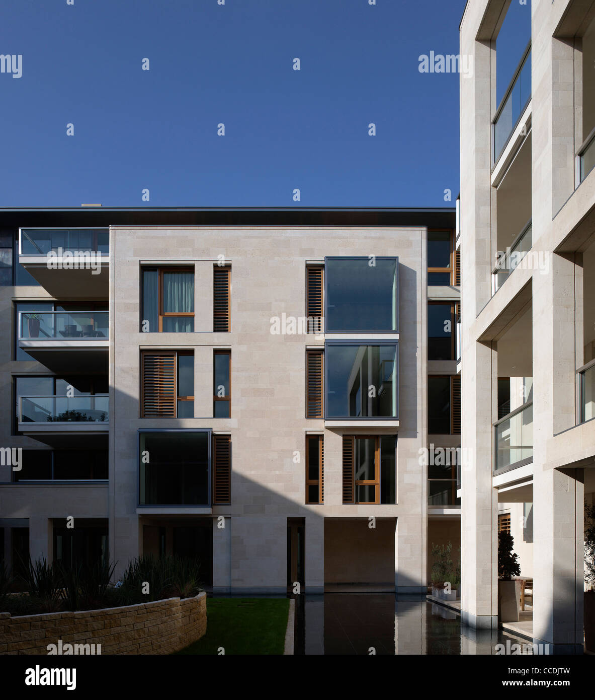 MONTROSE PLACE FLATS COURTYARD Stock Photo - Alamy