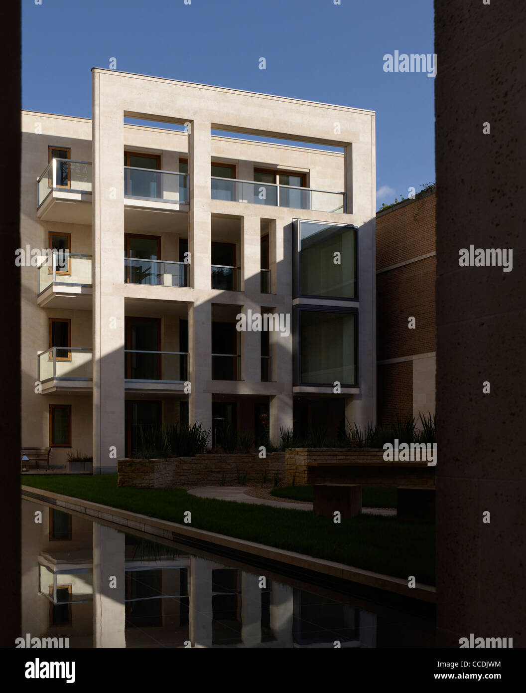 MONTROSE PLACE FLATS COURTYARD Stock Photo - Alamy