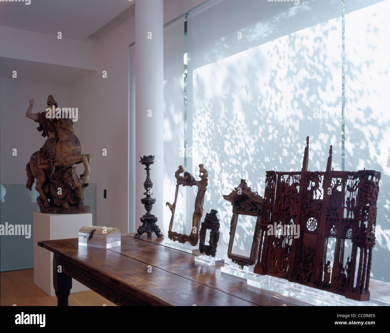 PRIVATE HOUSE FRAME DISPLAY ON TABLE STATUE Stock Photo - Alamy