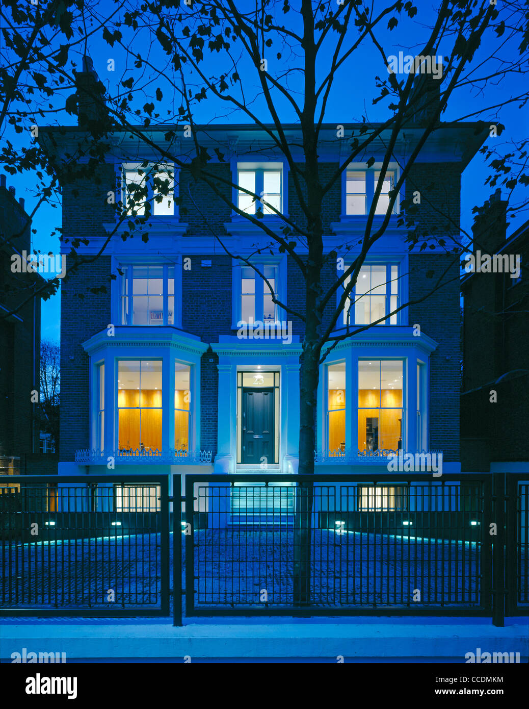 PRIVATE HOUSE UPRIGHT FRONT EXTERIOR AT NIGHT Stock Photo - Alamy