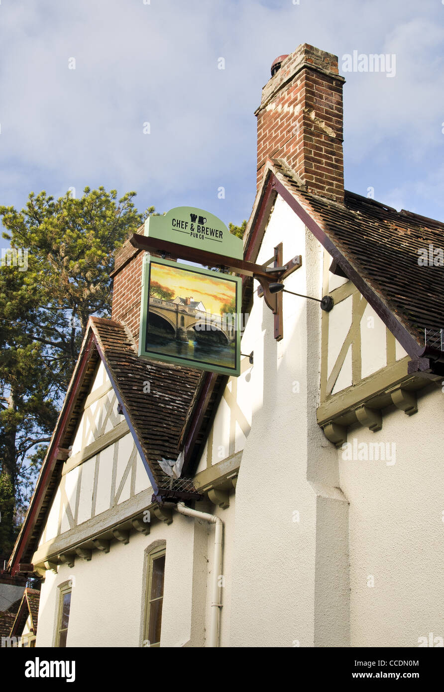 The Bridge Inn Pub on the Ithchen Navigation walk, Shawford, Hampshire ...