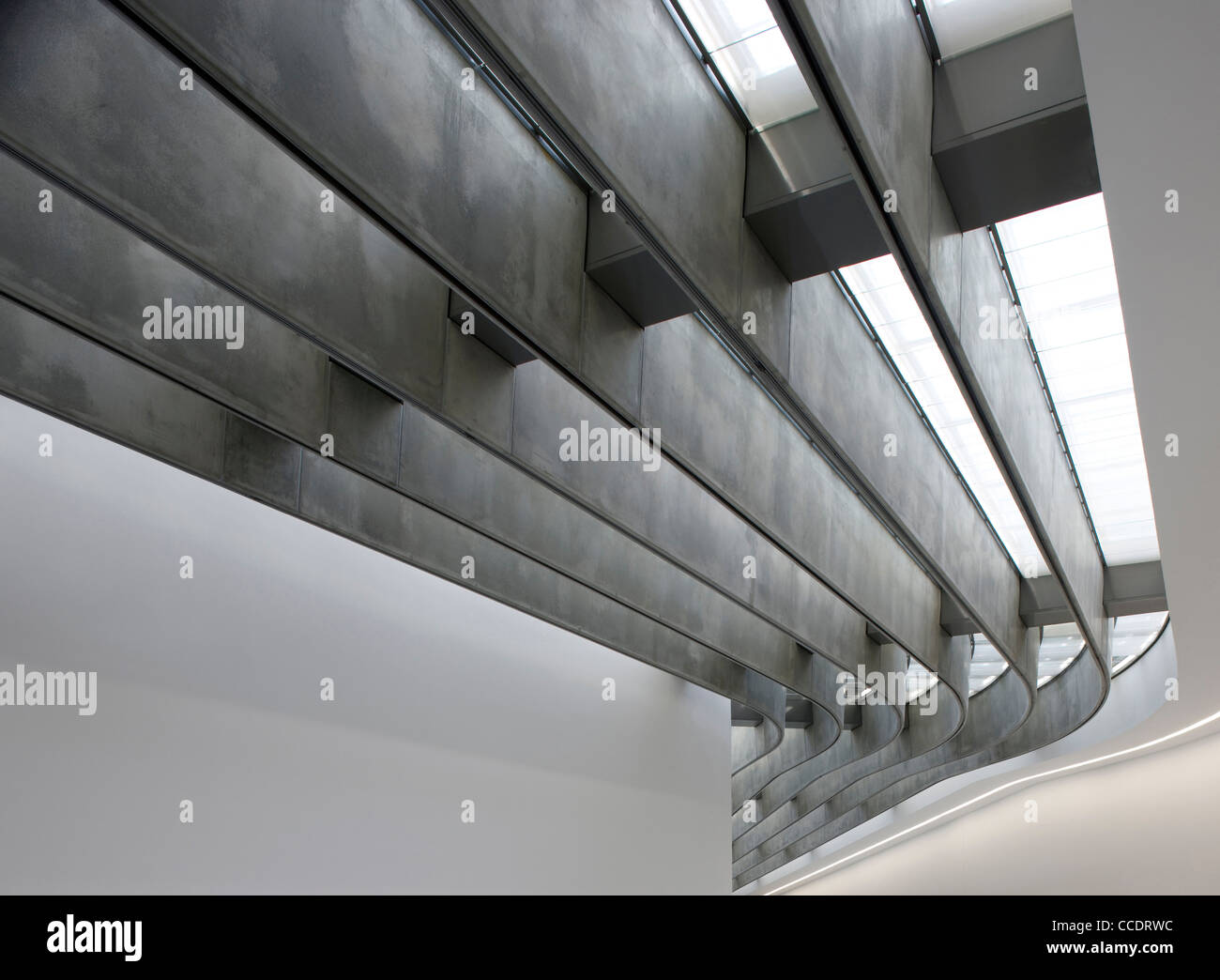 The sweeping lines of the roof above an exhibition space Stock Photo ...