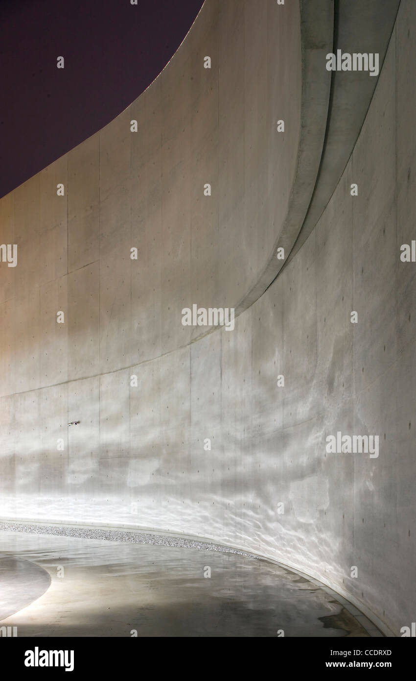Curved concrete hi-res stock photography and images - Alamy