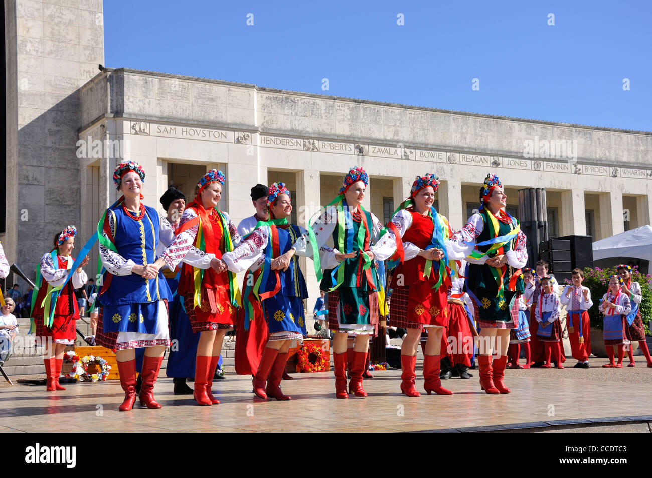Ukrainian traditional dancing Stock Photo - Alamy