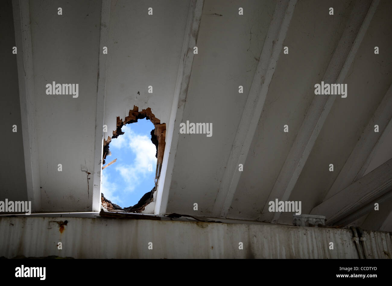 Heavy rainfall house hi-res stock photography and images - Alamy