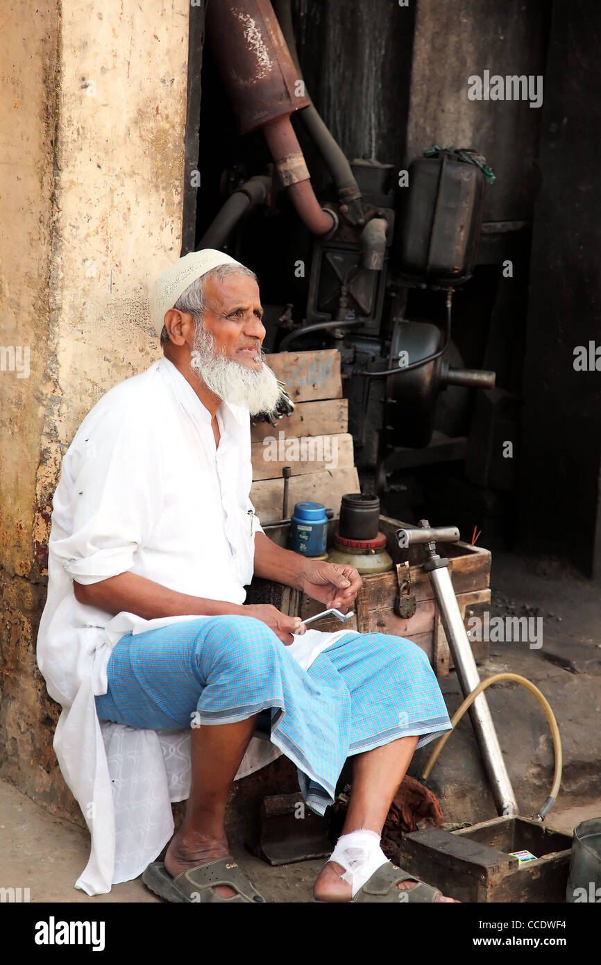 Indian Old Man Working Stock Photo - Alamy
