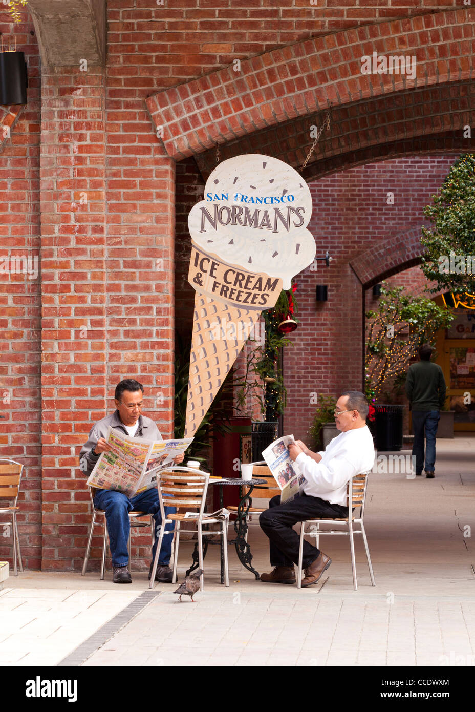 Men with newspaper hi-res stock photography and images - Alamy