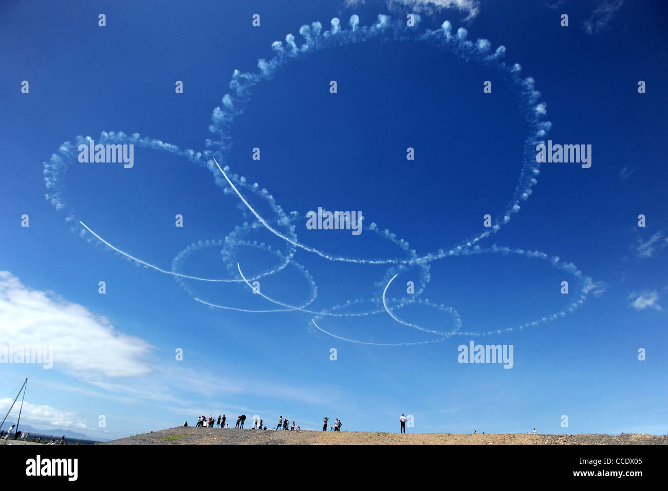 Acrobatic team hi-res stock photography and images - Alamy