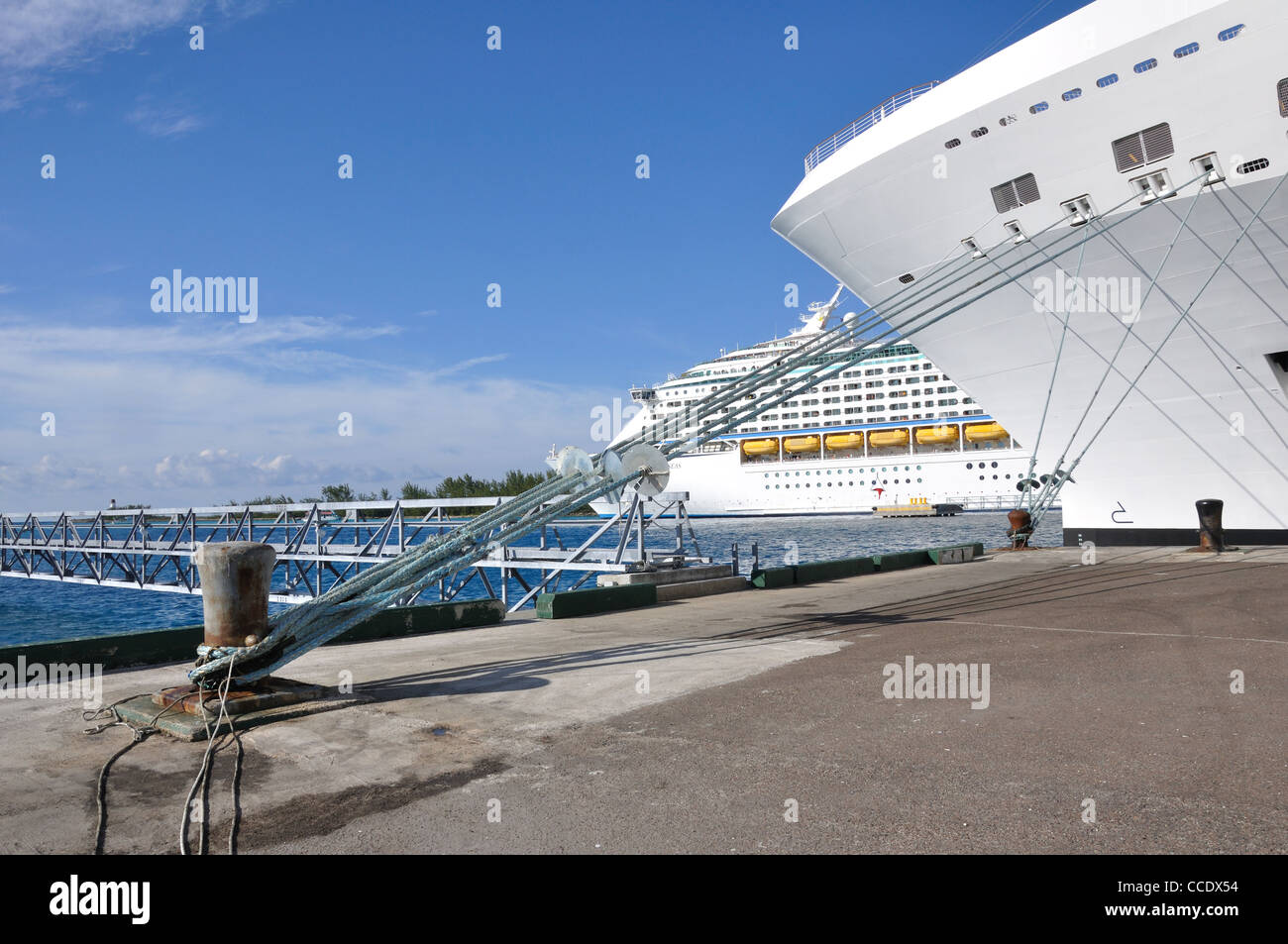 Cruise ship ropes Stock Photo - Alamy