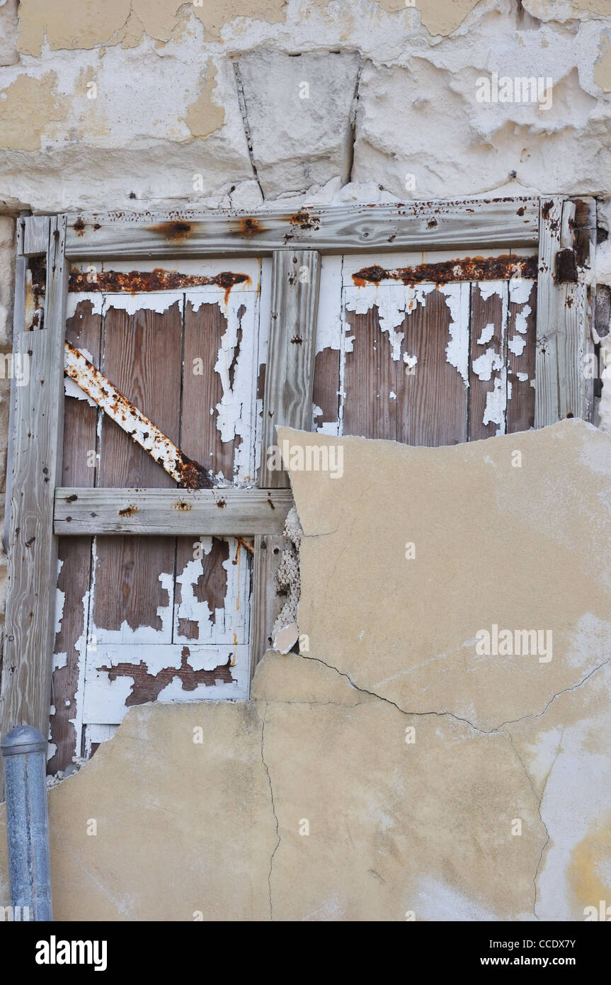 Chipped wall hi-res stock photography and images - Alamy