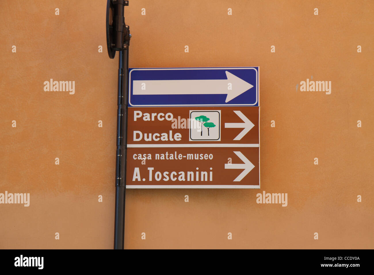 Museum direction sign hi-res stock photography and images - Alamy