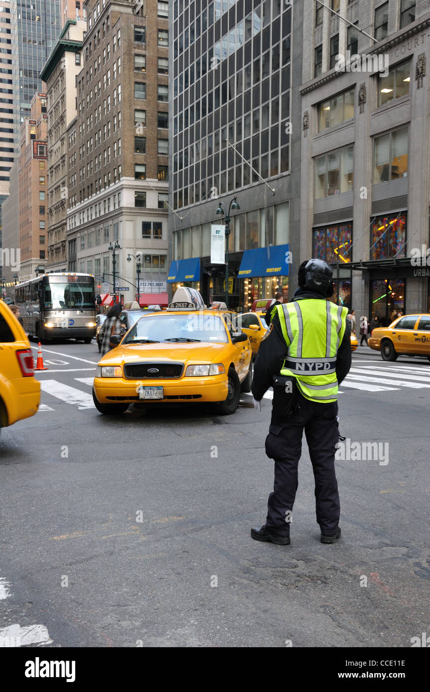Traffic officer busy intersection hi-res stock photography and images ...
