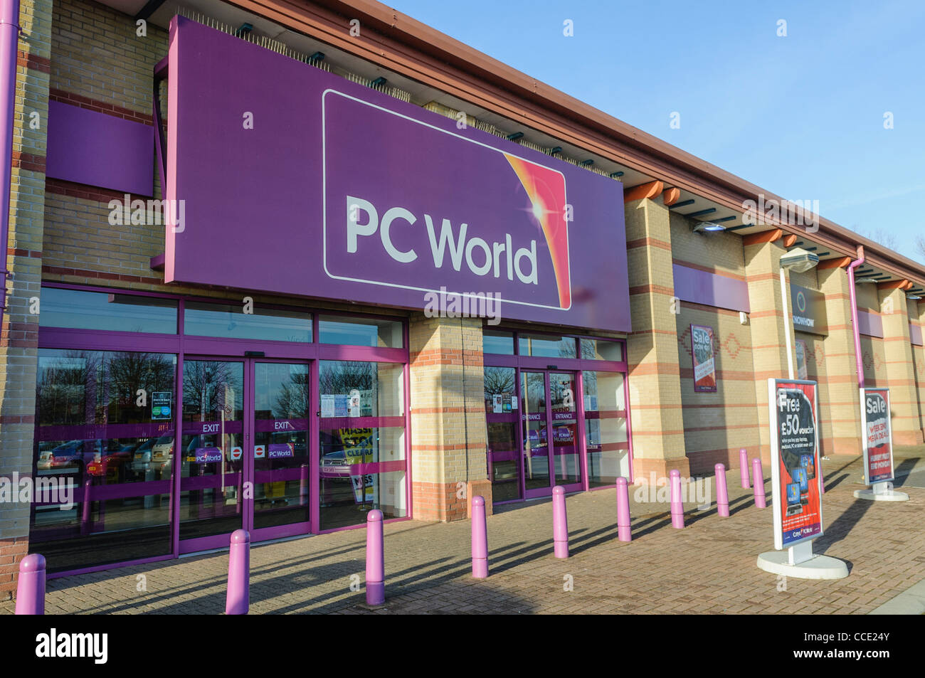 Pc world shop computer store sign hi-res stock photography and images ...