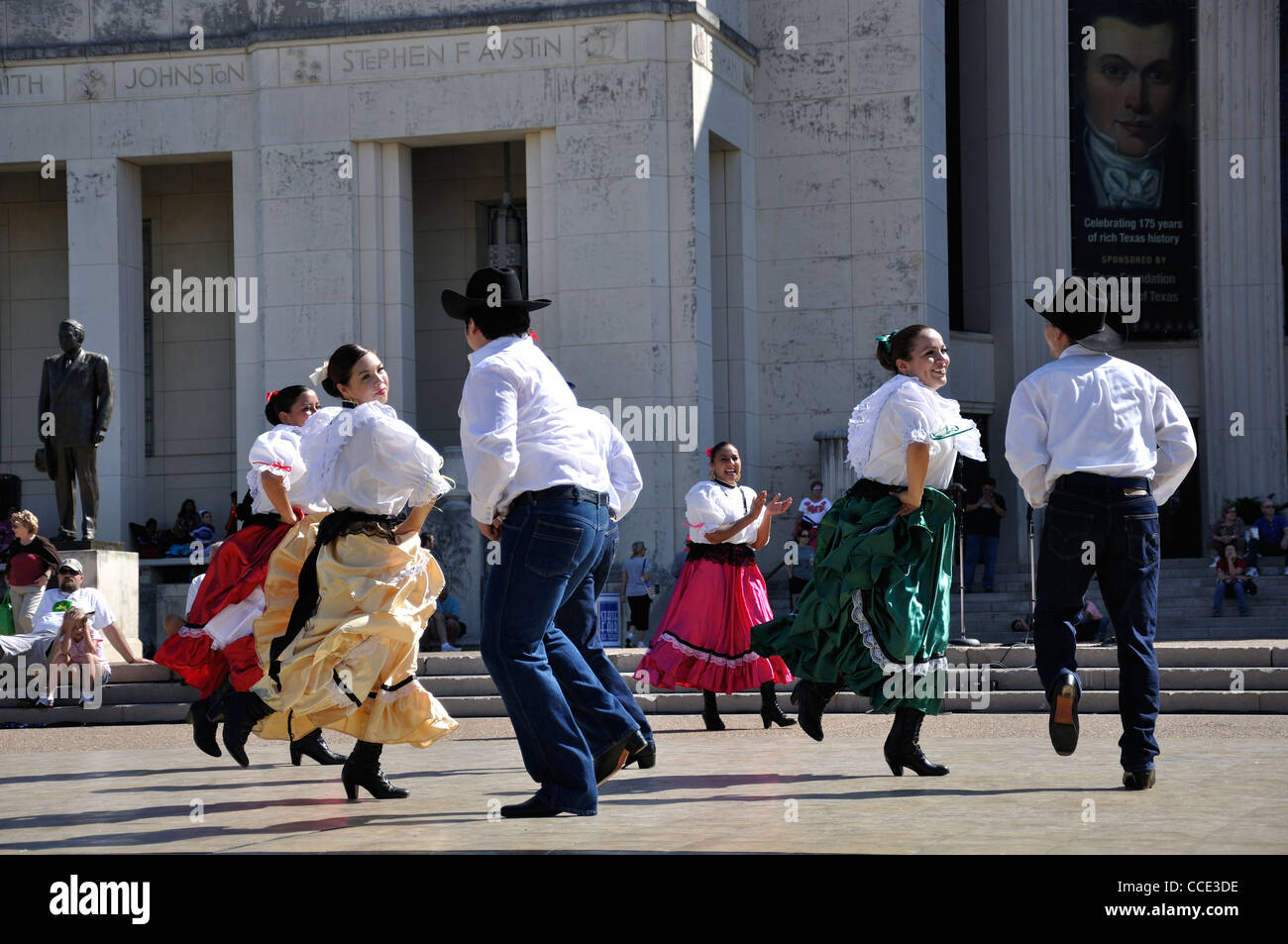 Mexican traditional dancing Stock Photo - Alamy