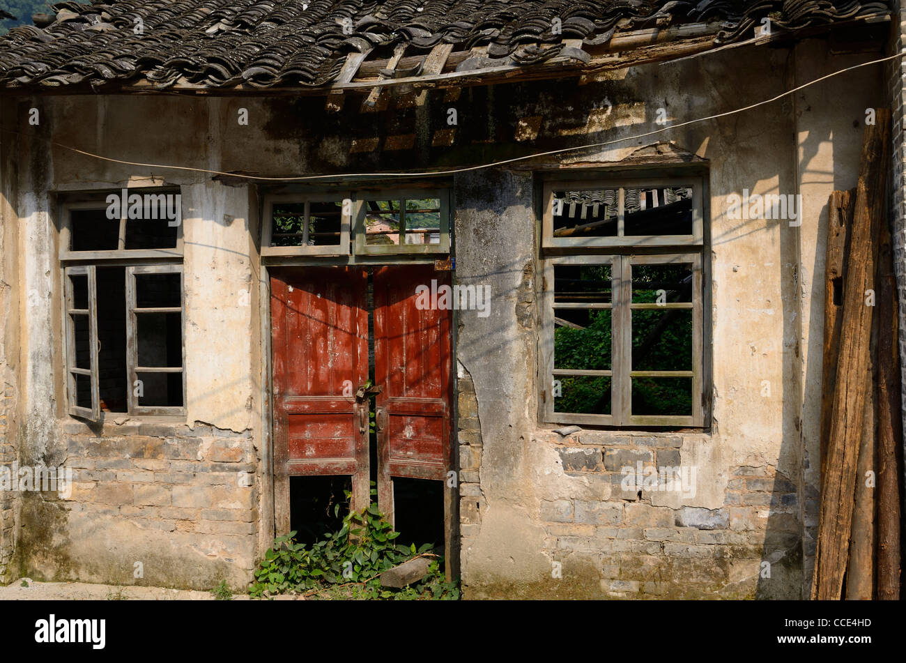 Abandoned house in ruins in rural village of Fuli near Yangshuo Peoples ...