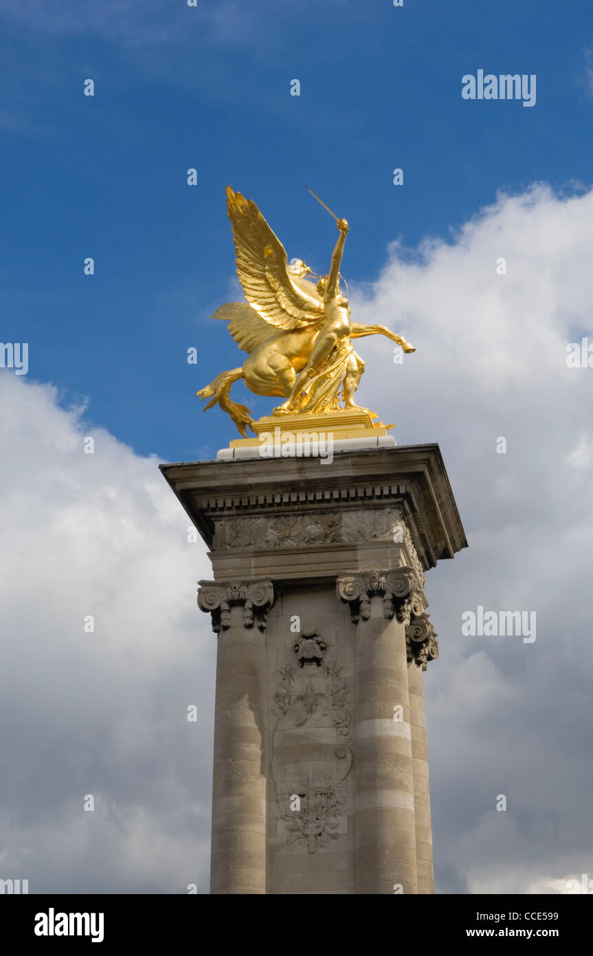 Winged golden statue paris hi-res stock photography and images - Alamy