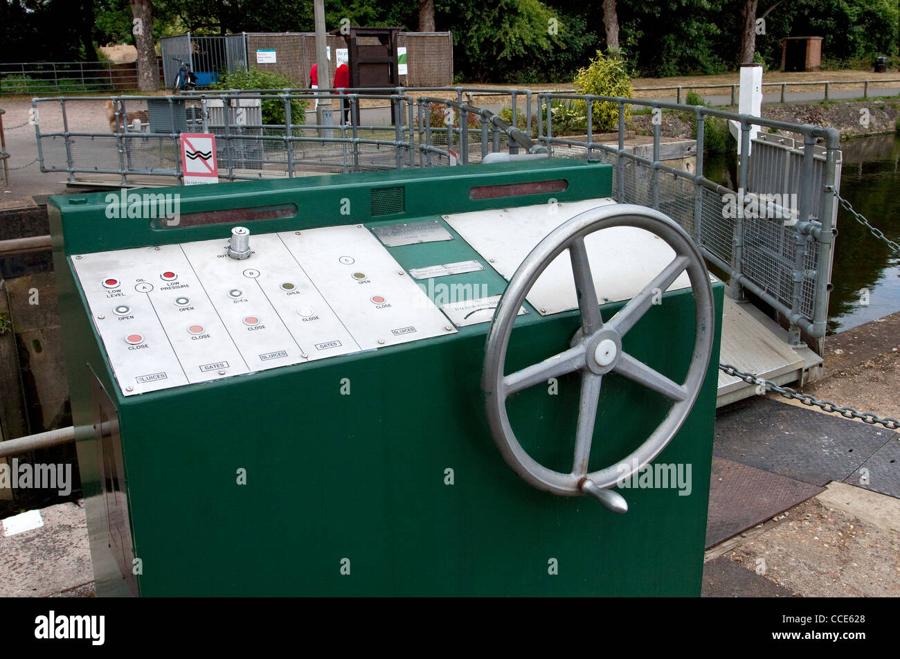 Teddington lock hi-res stock photography and images - Alamy
