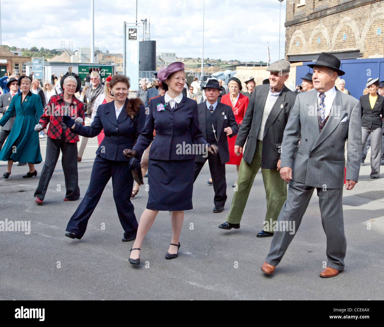 1940s salute to the 40s chatham dockyard uk Wartime dancing in the ...