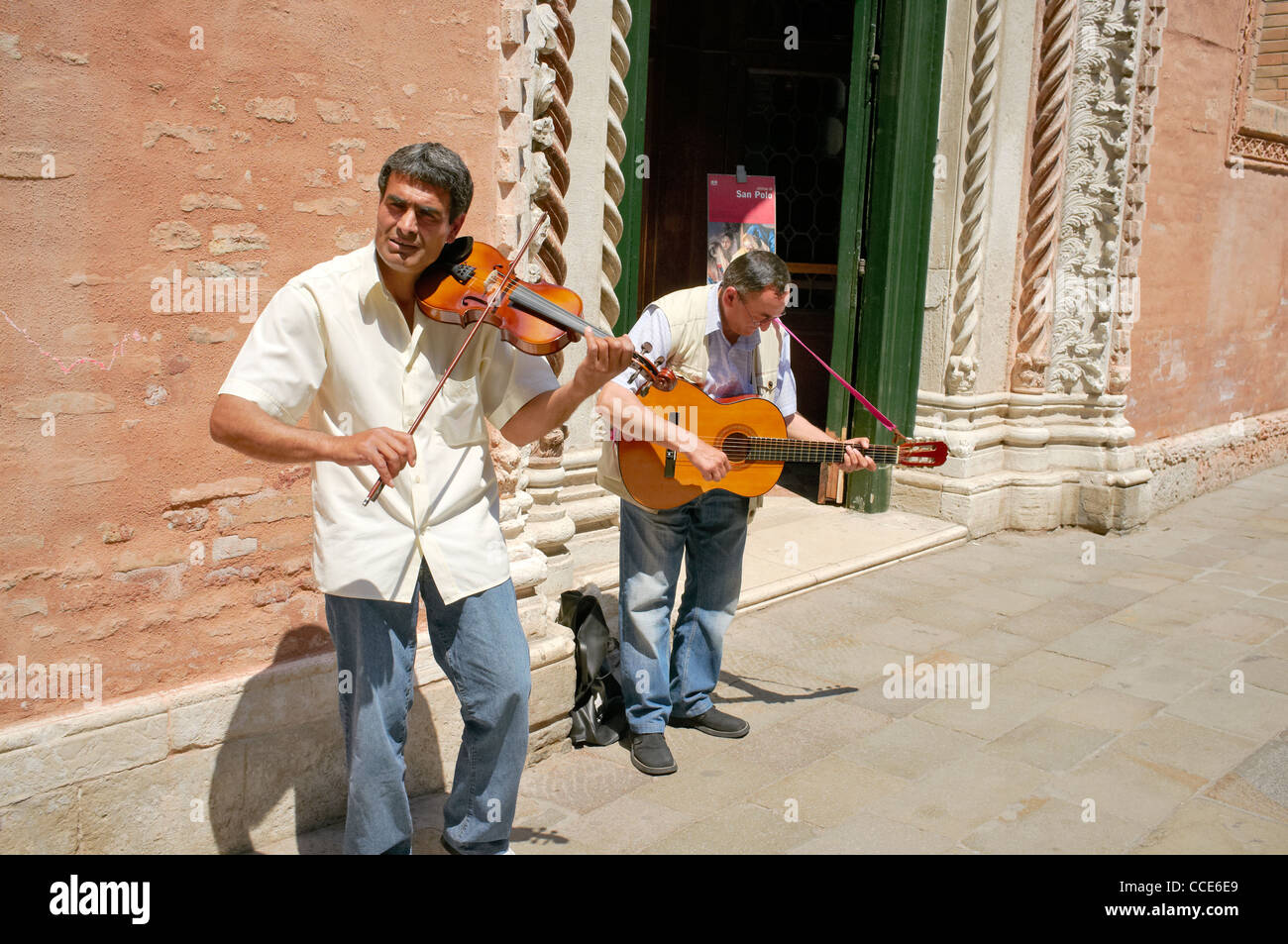 Street musician in venice hi-res stock photography and images - Alamy