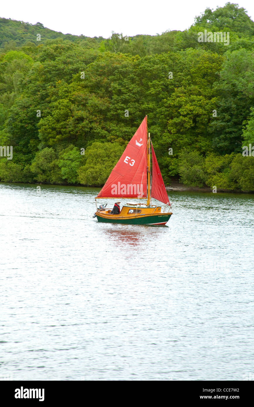 Red sail boat hi-res stock photography and images - Alamy
