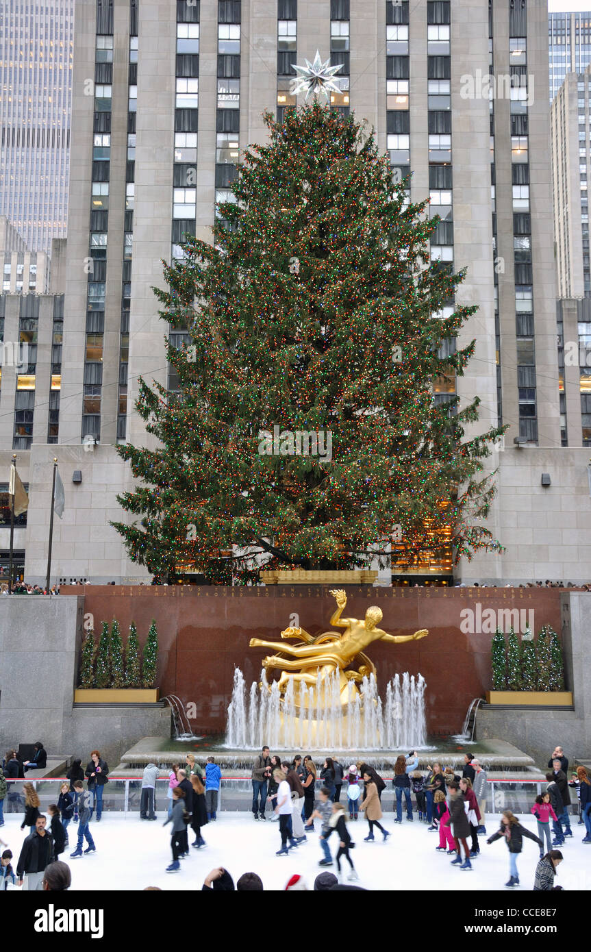 Christmas tree and ice skating rink at Rockefeller Center, New York ...