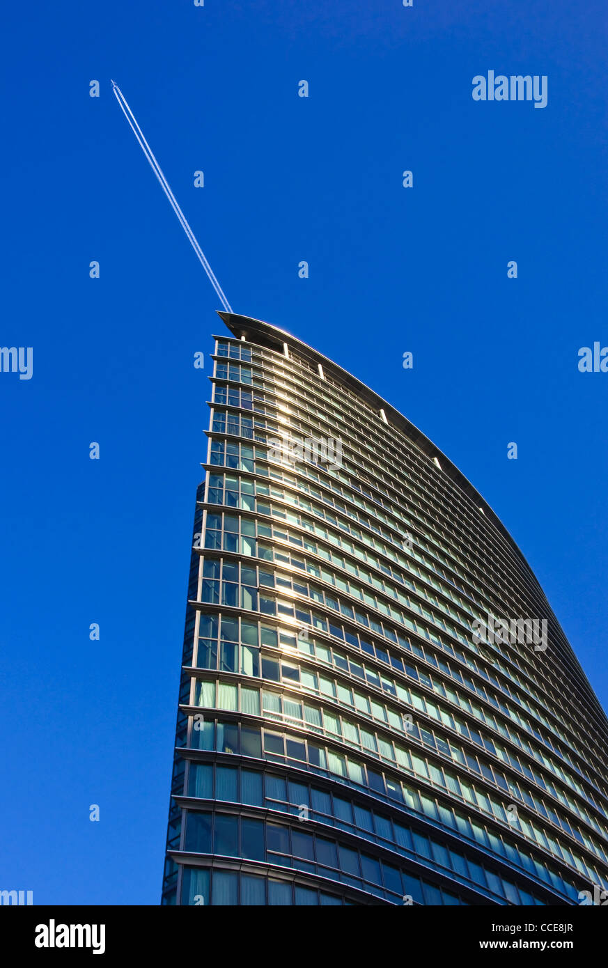 Tall shiny building hi-res stock photography and images - Alamy