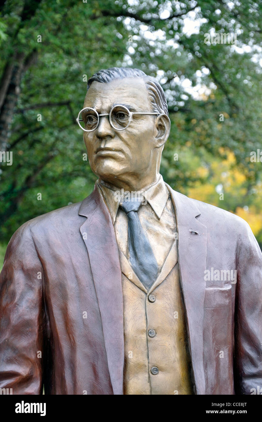 Former Grapevine mayor Benjamin Richard Wall statue, Grapevine, Texas ...
