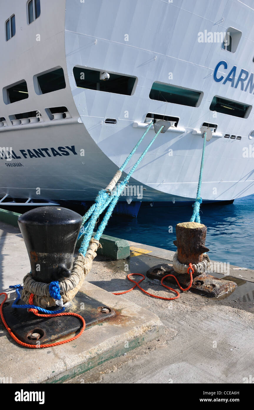 Cruise ship ropes Stock Photo - Alamy