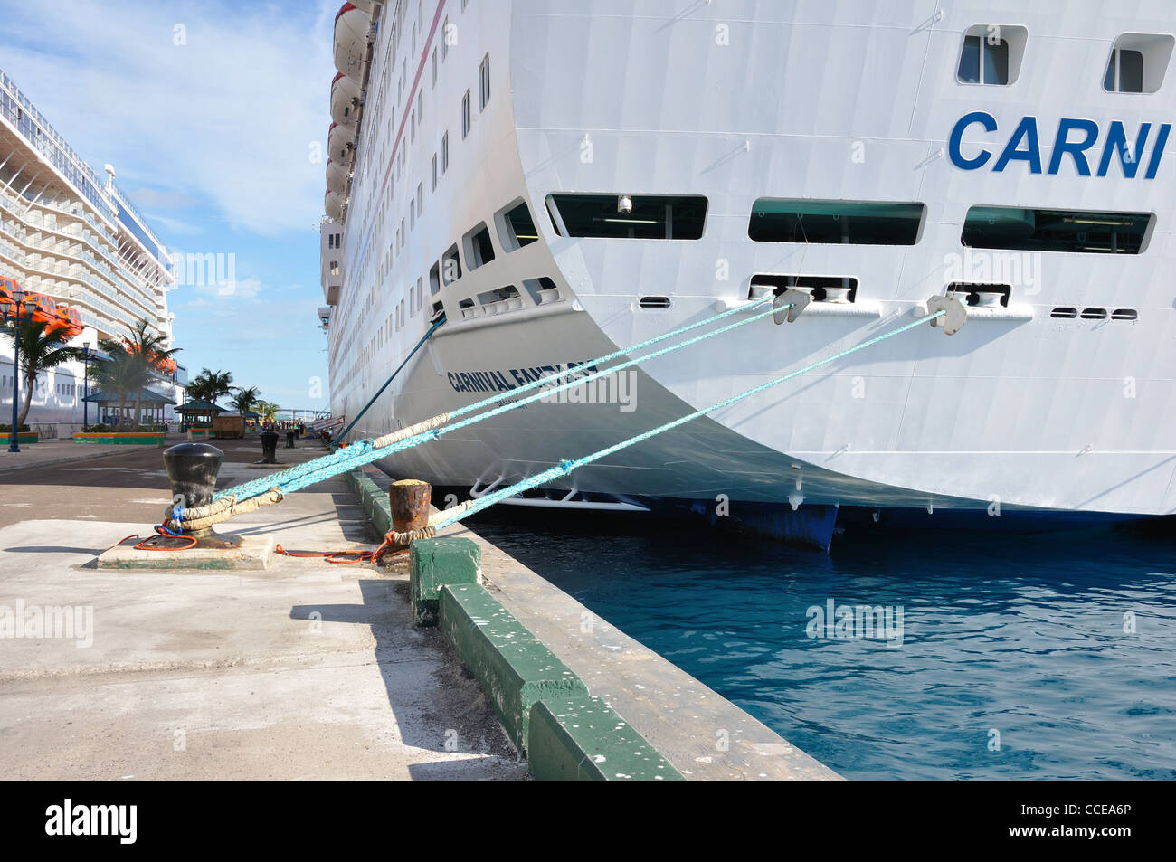 Cruise ship ropes Stock Photo - Alamy