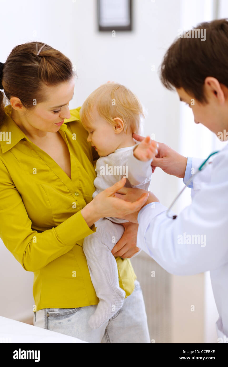 Scared baby doctor hi-res stock photography and images - Alamy