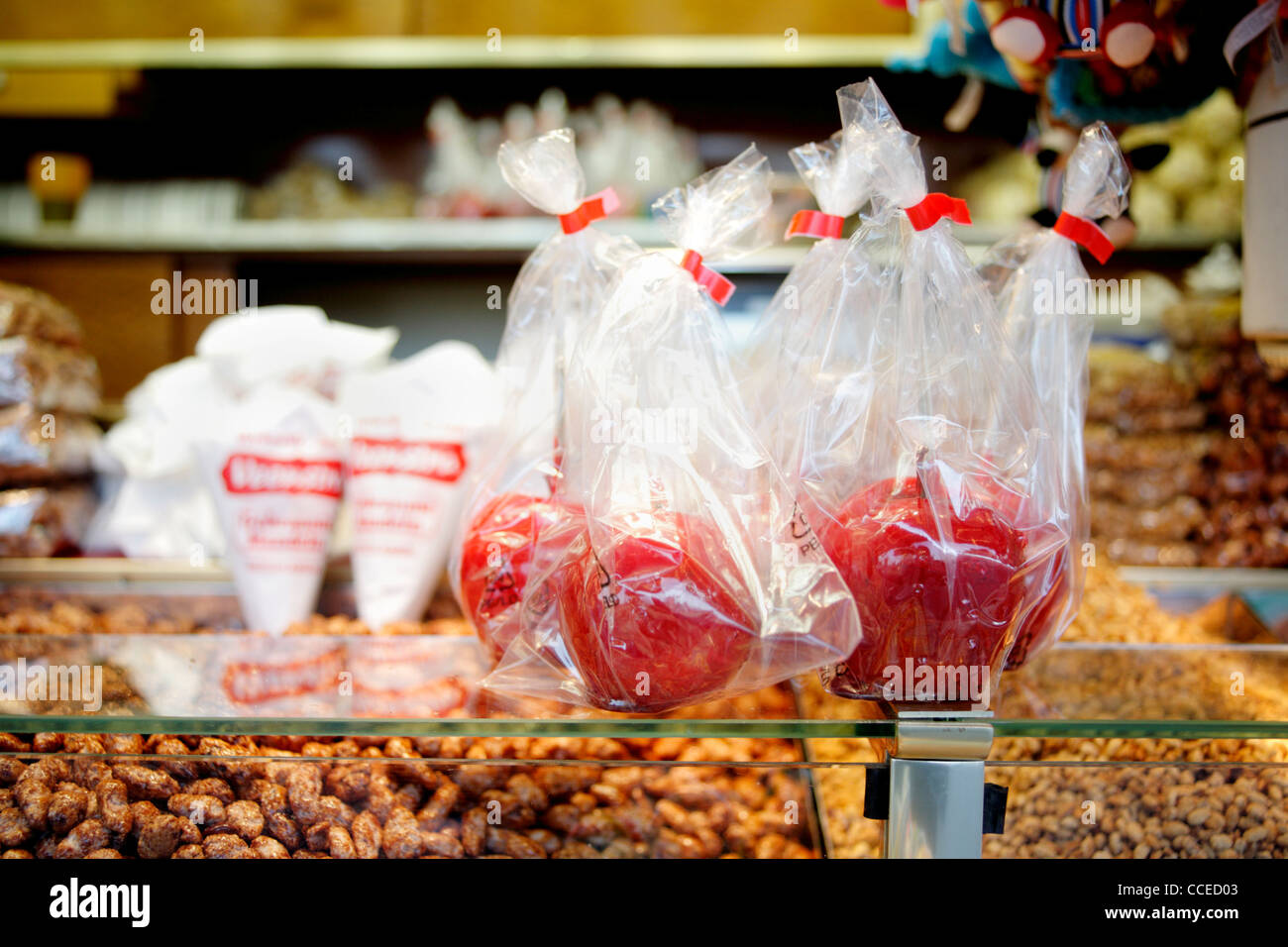 Red candy apples hi-res stock photography and images - Alamy